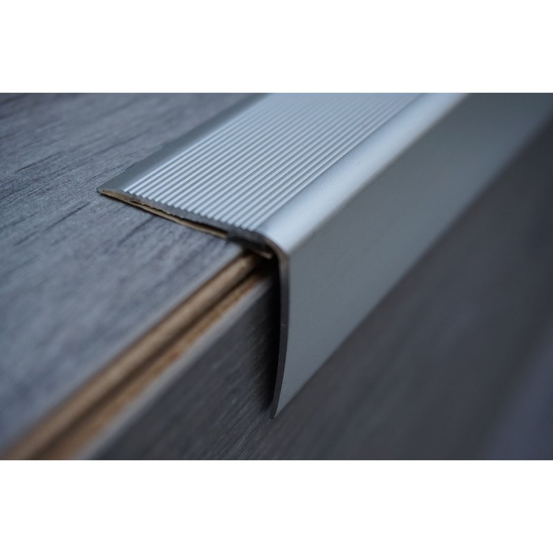 Aluminium hoeken, trapprofielen, trapkantprofielen en antislip trapneus